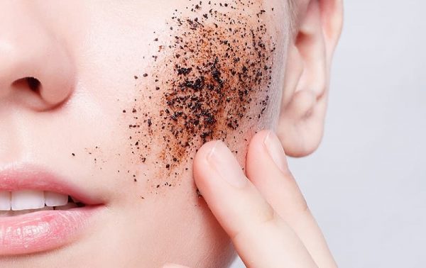 फेस स्क्रब करने का तरीका - How To Use Scrub On Face In Hindi - Healthunbox